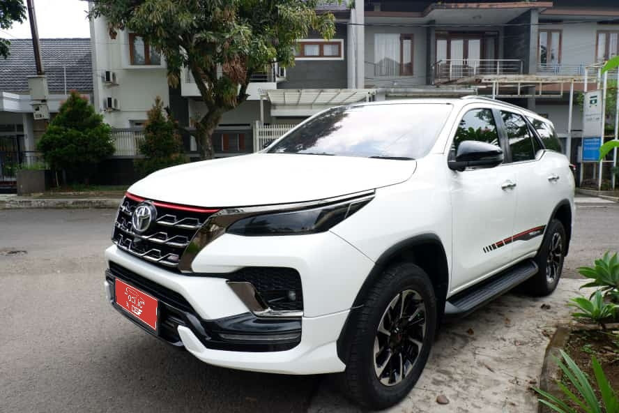 Mobil TOYOTA FORTUNER 2.4L TRD SOLAR AT 2020 - Mocil.id