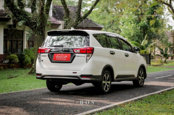 Mobil TOYOTA INNOVA 2.4L VENTURER DIESEL AT 2021 - Mocil.id